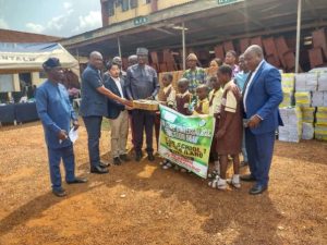 JFE商事と川商フーズがナイジェリア、ガーナへ缶詰や学習用品を寄贈。今回で13回目 - STRAIGHT PRESS[ストレートプレス]