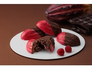 KEYUCAのスイーツブランドから、カカオの実のようなチョコレートパウンドケーキが登場 - STRAIGHT PRESS[ストレートプレス]